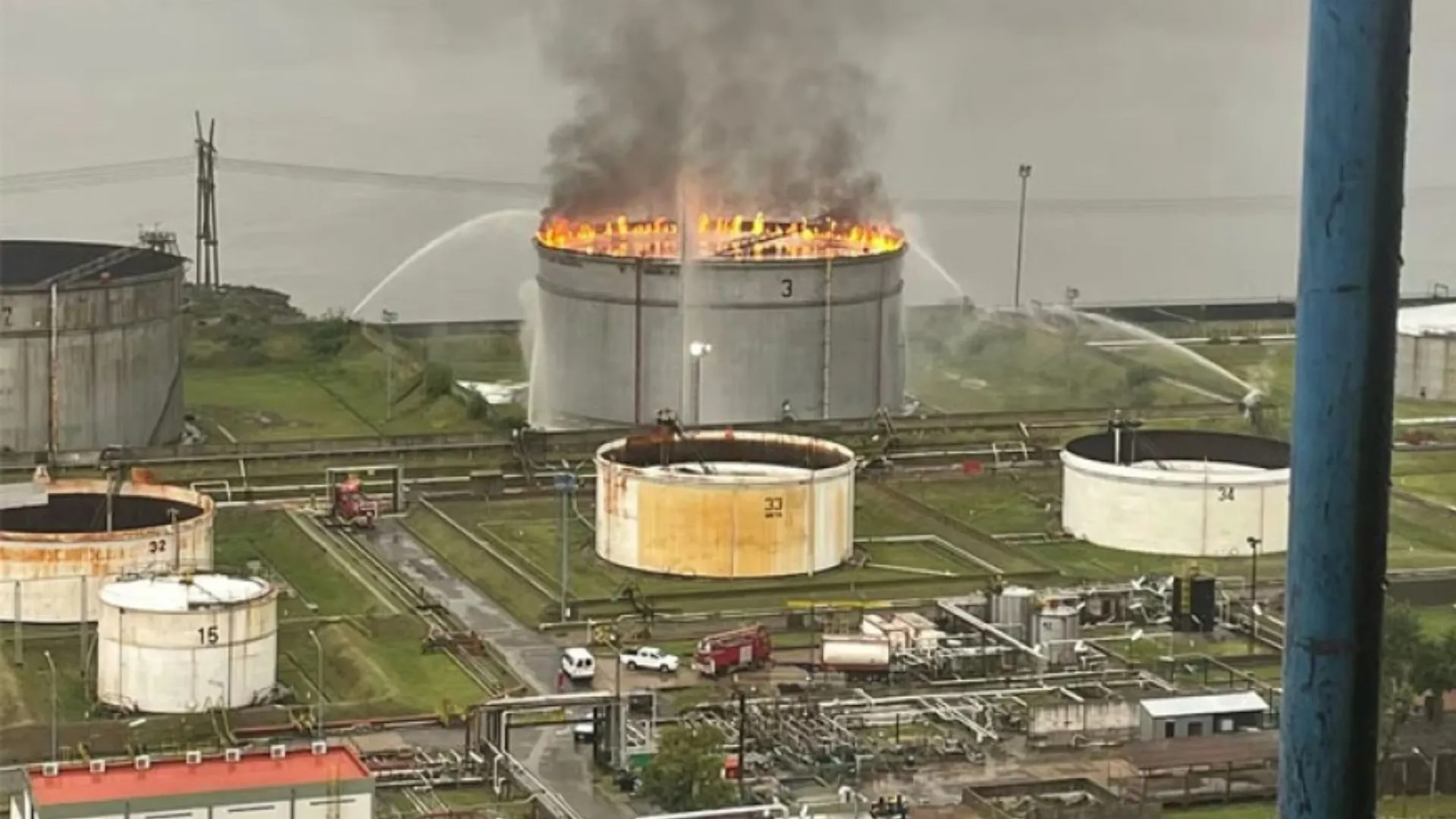 Un rayo desató un incendio en el techo de un tanque de petróleo crudo en la refinería